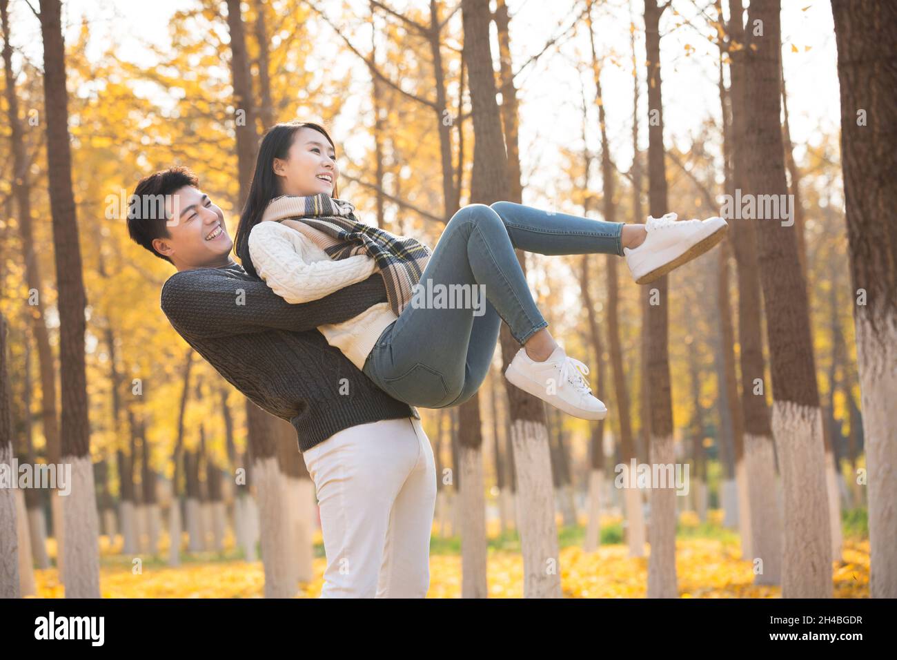 Young man picking up his girlfriend Stock Photo - Alamy