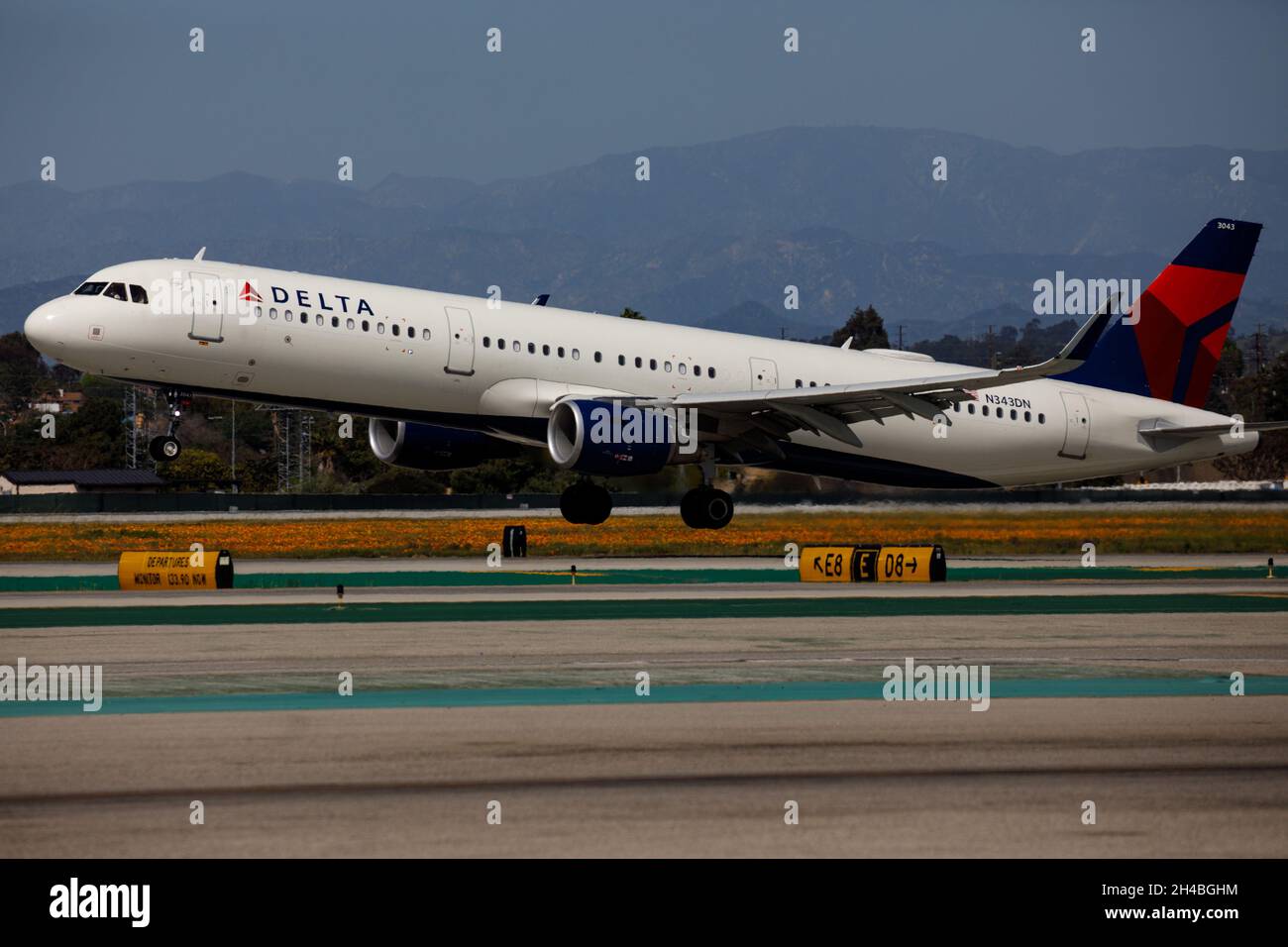 Delta airbus a321 hi-res stock photography and images - Alamy