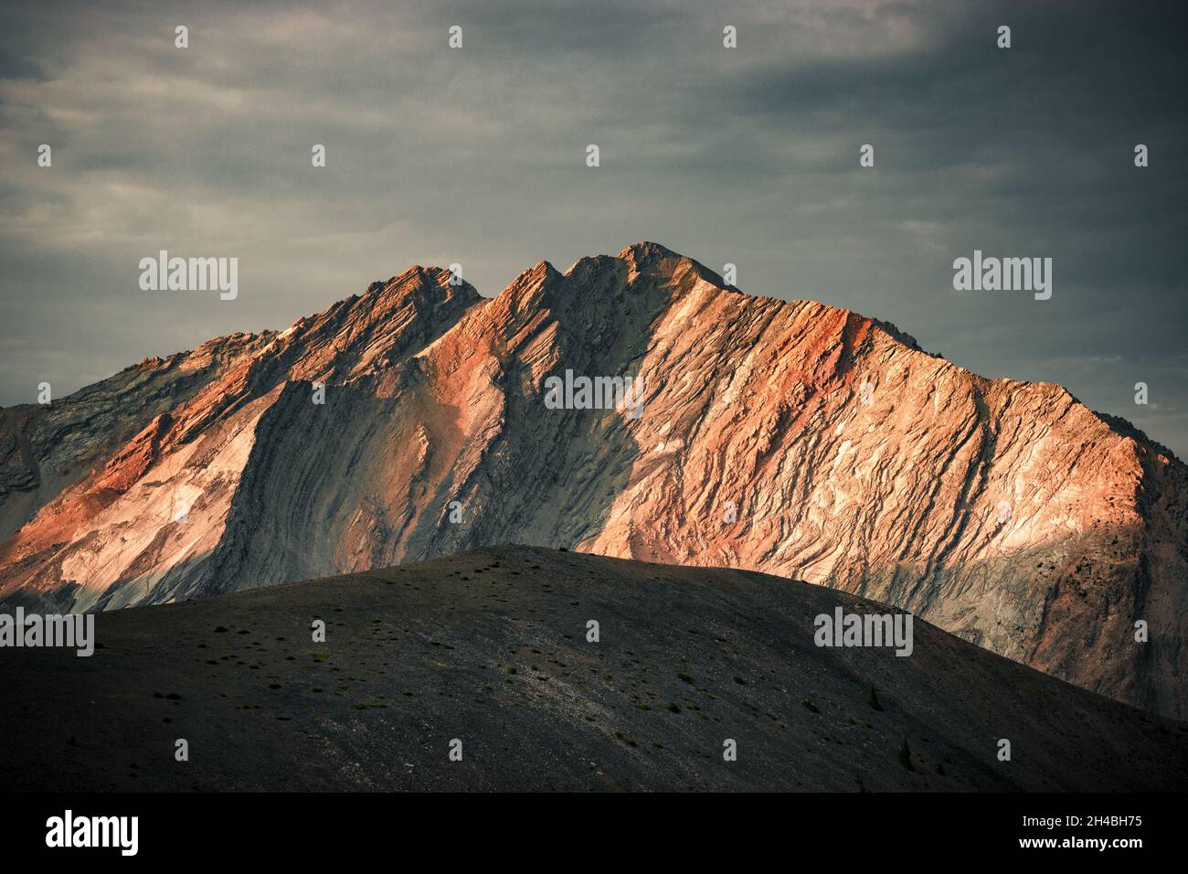 Mountain top cloud hi-res stock photography and images - Alamy