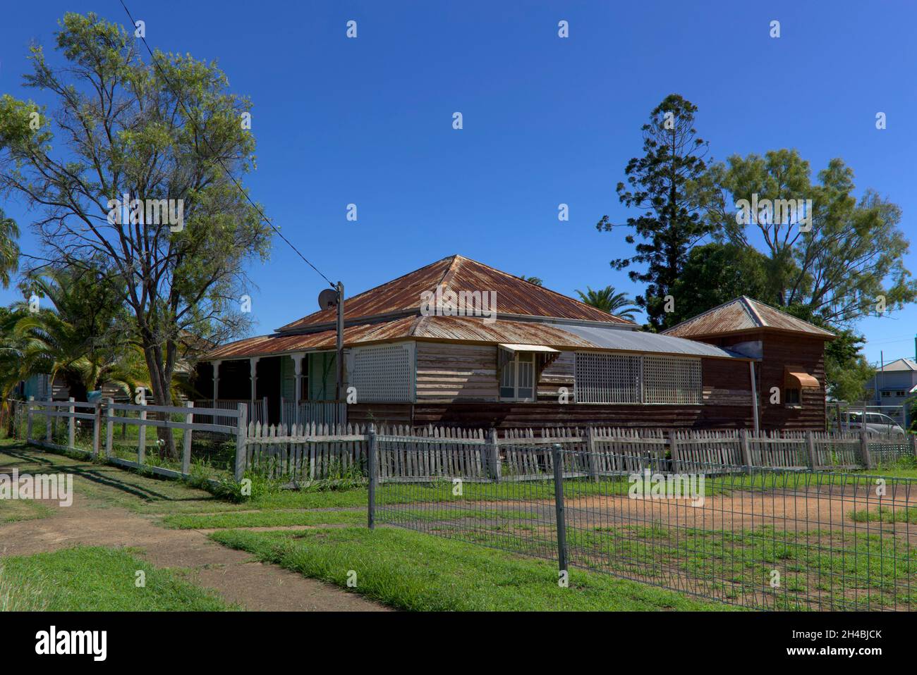 Queenslander style cottage with separate kitchen built on the back ...