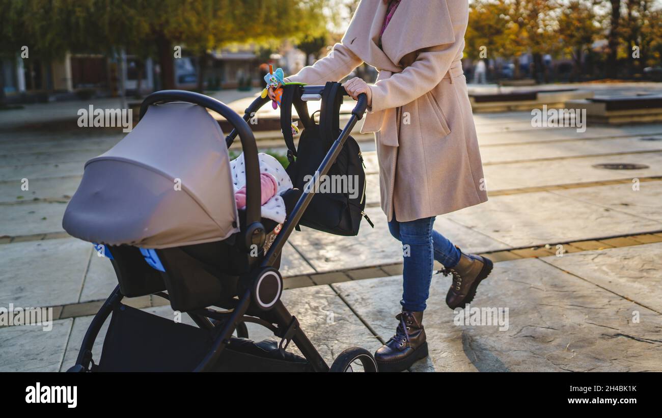 Mom pushing stroller city hi-res stock photography and images - Alamy