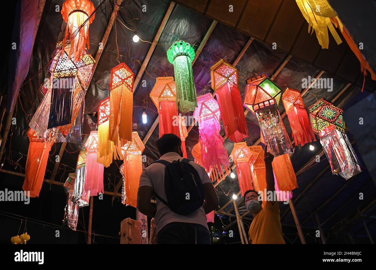Mumbai, India. 01st Nov, 2021. People shop for lanterns at Matunga ...