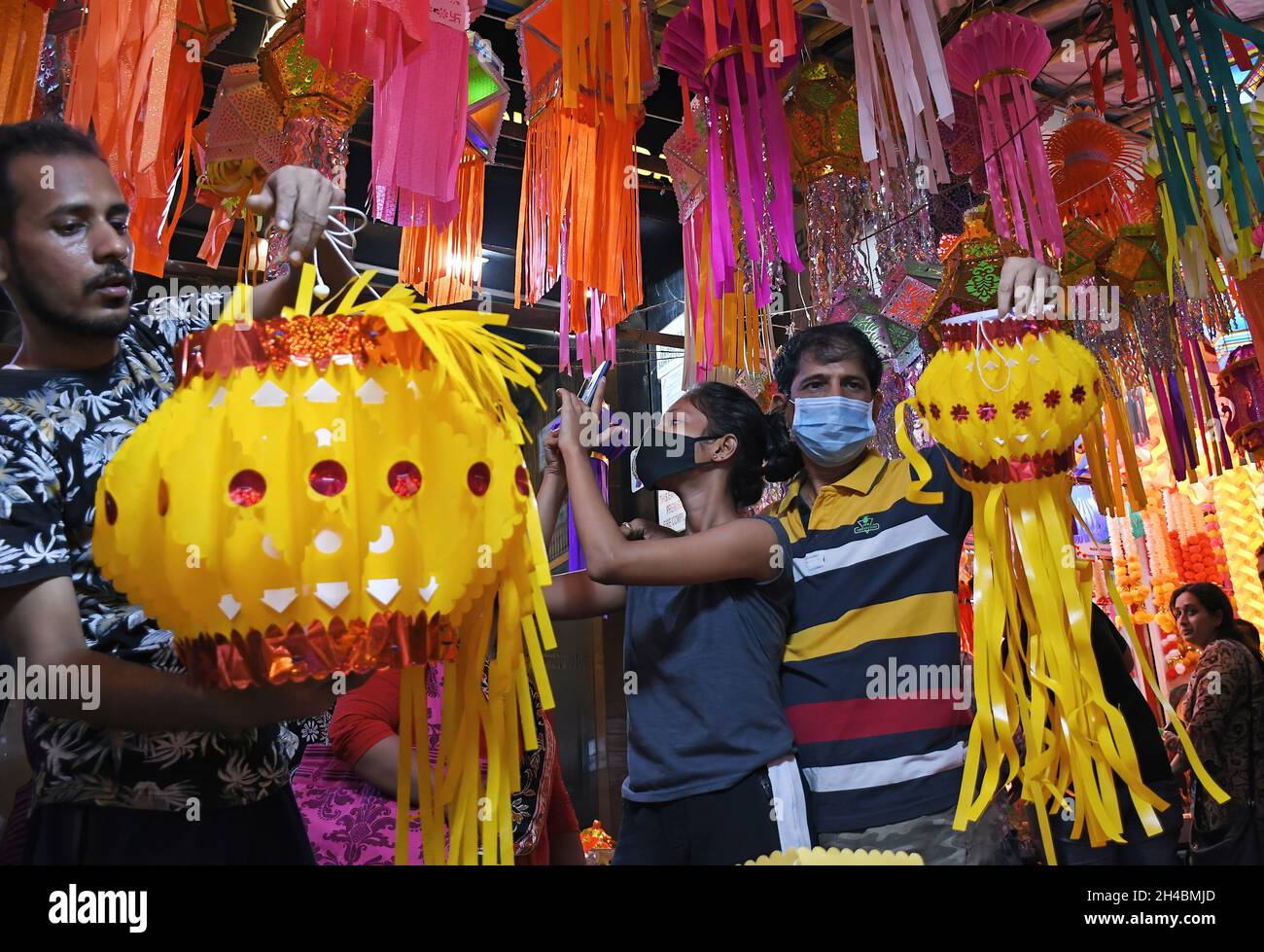 Mumbai, India. 01st Nov, 2021. People shop for lanterns at Matunga ...