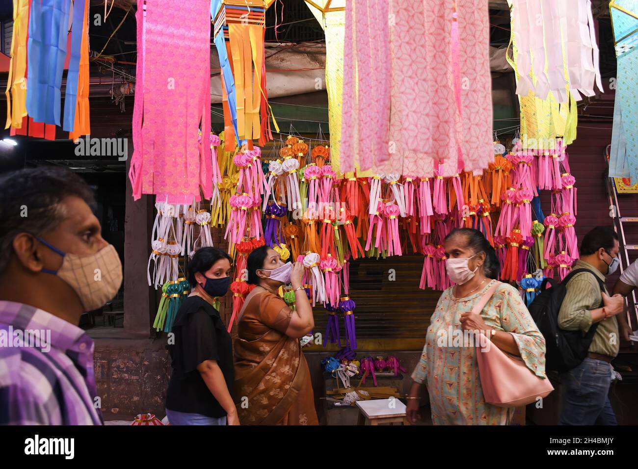 Mumbai, India. 01st Nov, 2021. People shop for lanterns at Matunga ...