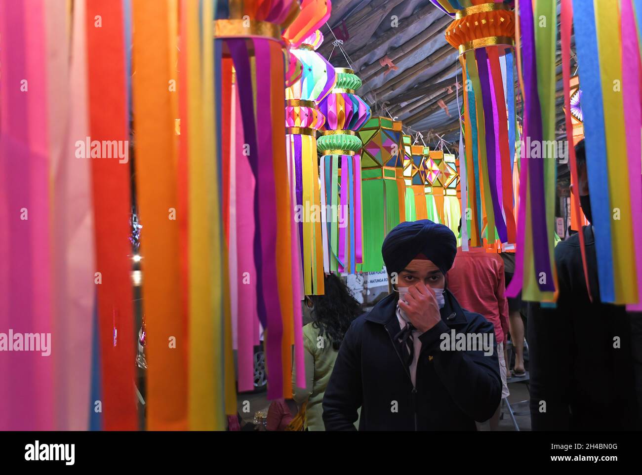 Mumbai, India. 01st Nov, 2021. A sikh man wearing a protective mask is ...