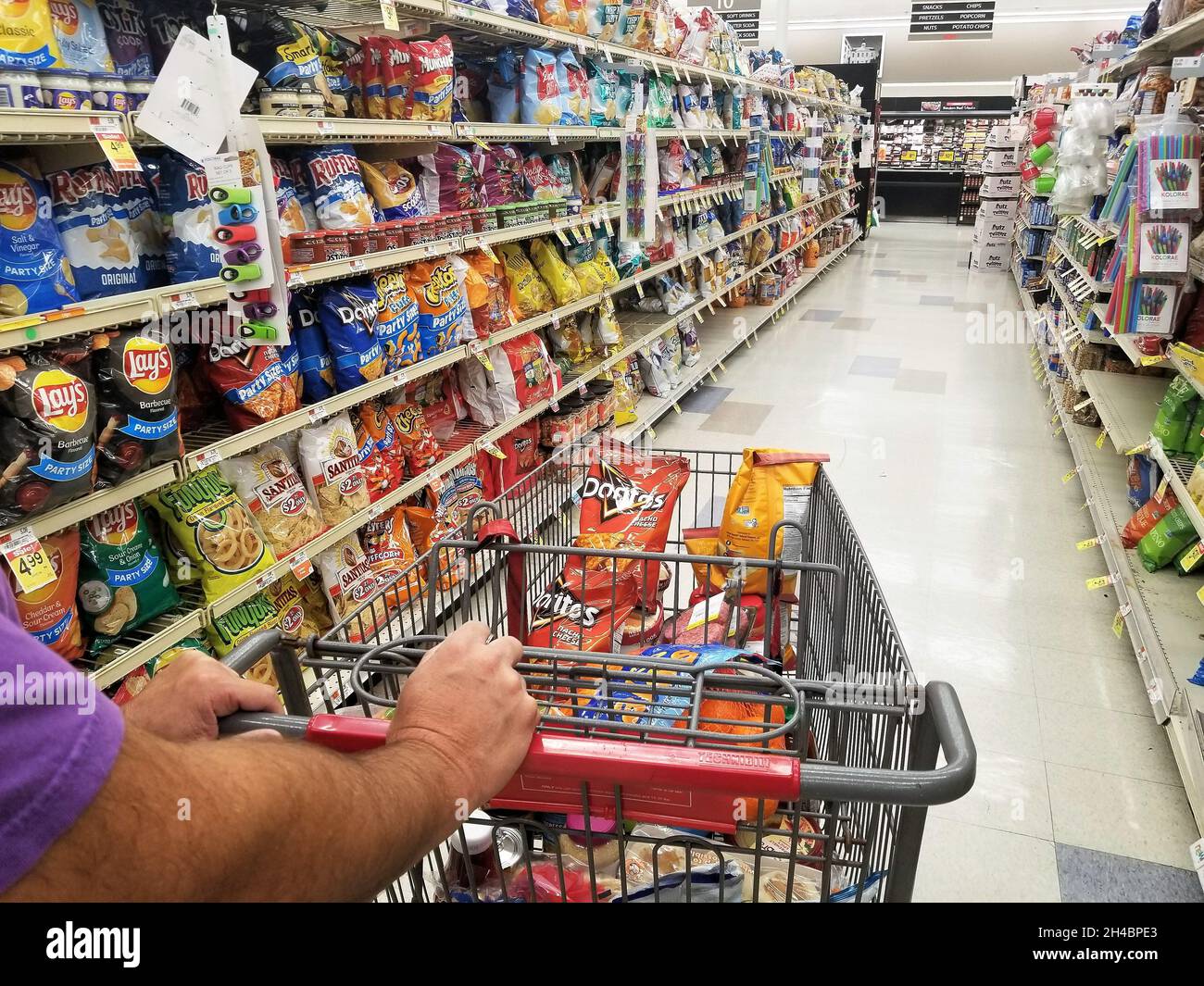 Snacks aisle shop hi-res stock photography and images - Alamy