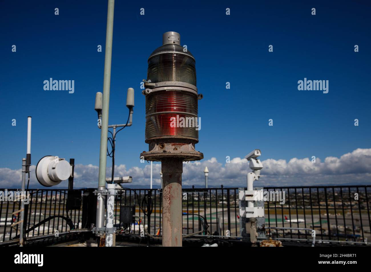Los Angeles, California, USA. 28th Mar, 2019. An aircraft warning light ...