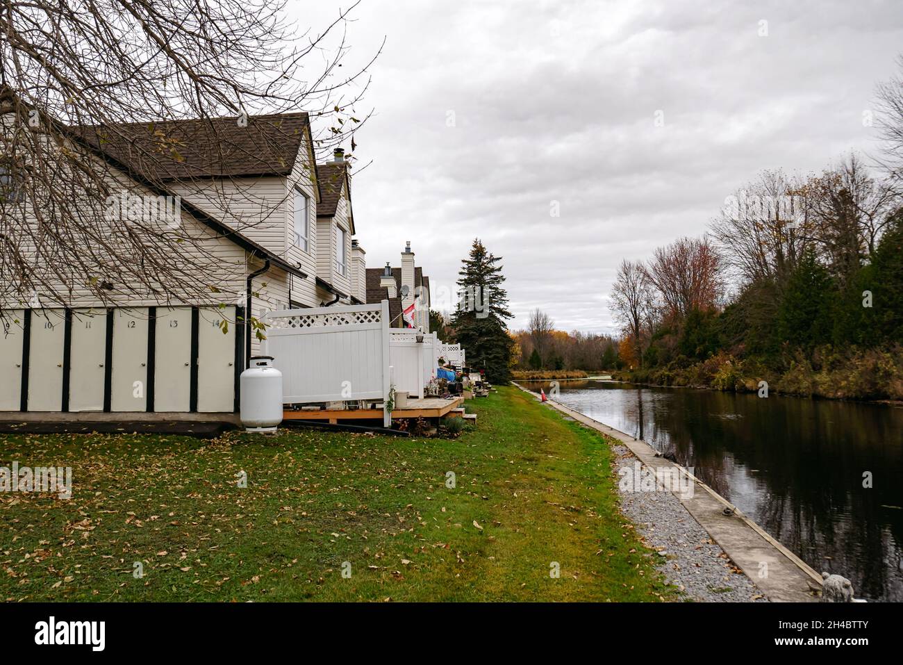 house backyard facing water river Stock Photo - Alamy