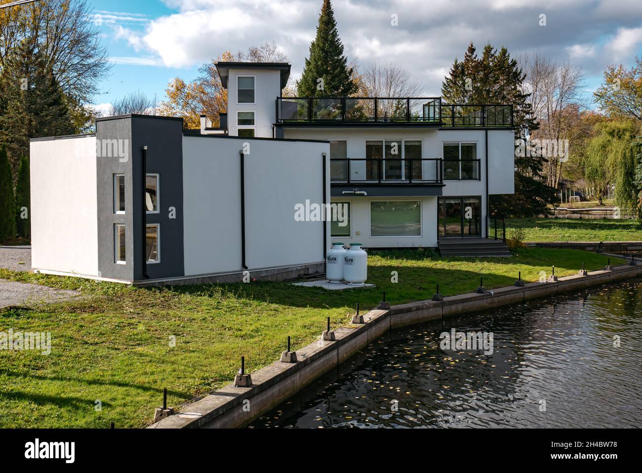 box shape house with white and black exterior Stock Photo - Alamy