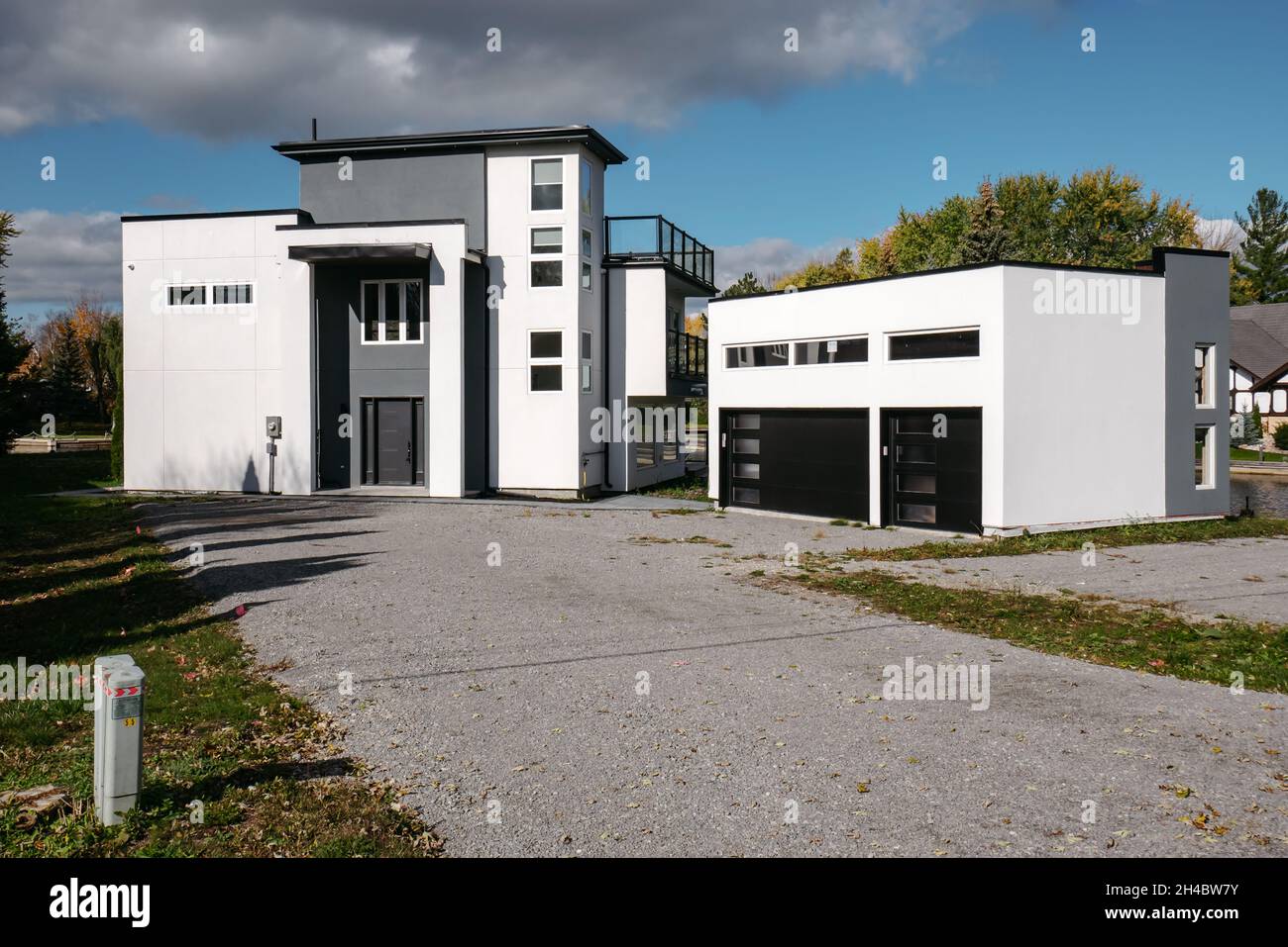 box shape house with white and black exterior Stock Photo - Alamy