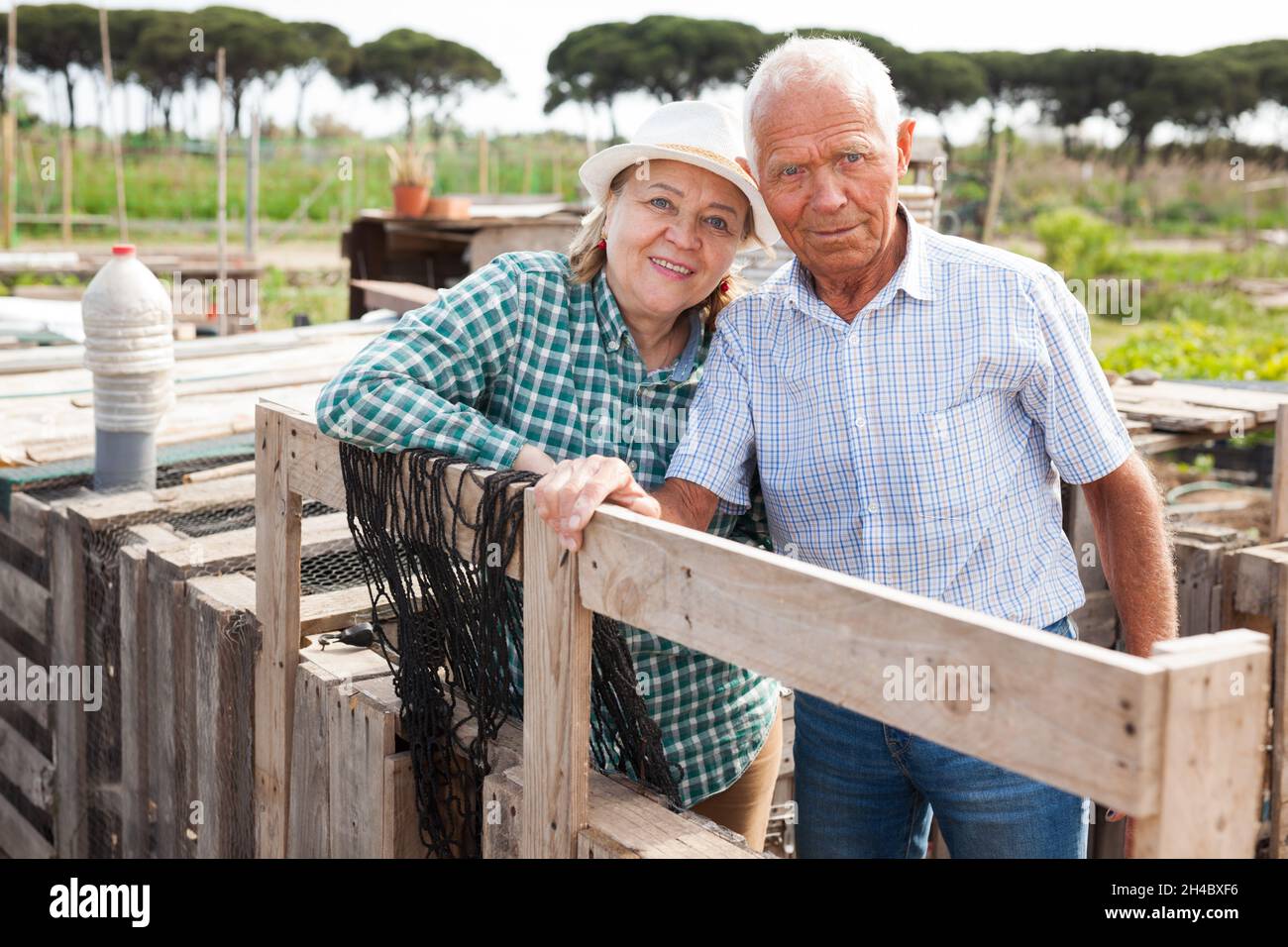 Happy elderly couple on their farm Stock Photo - Alamy