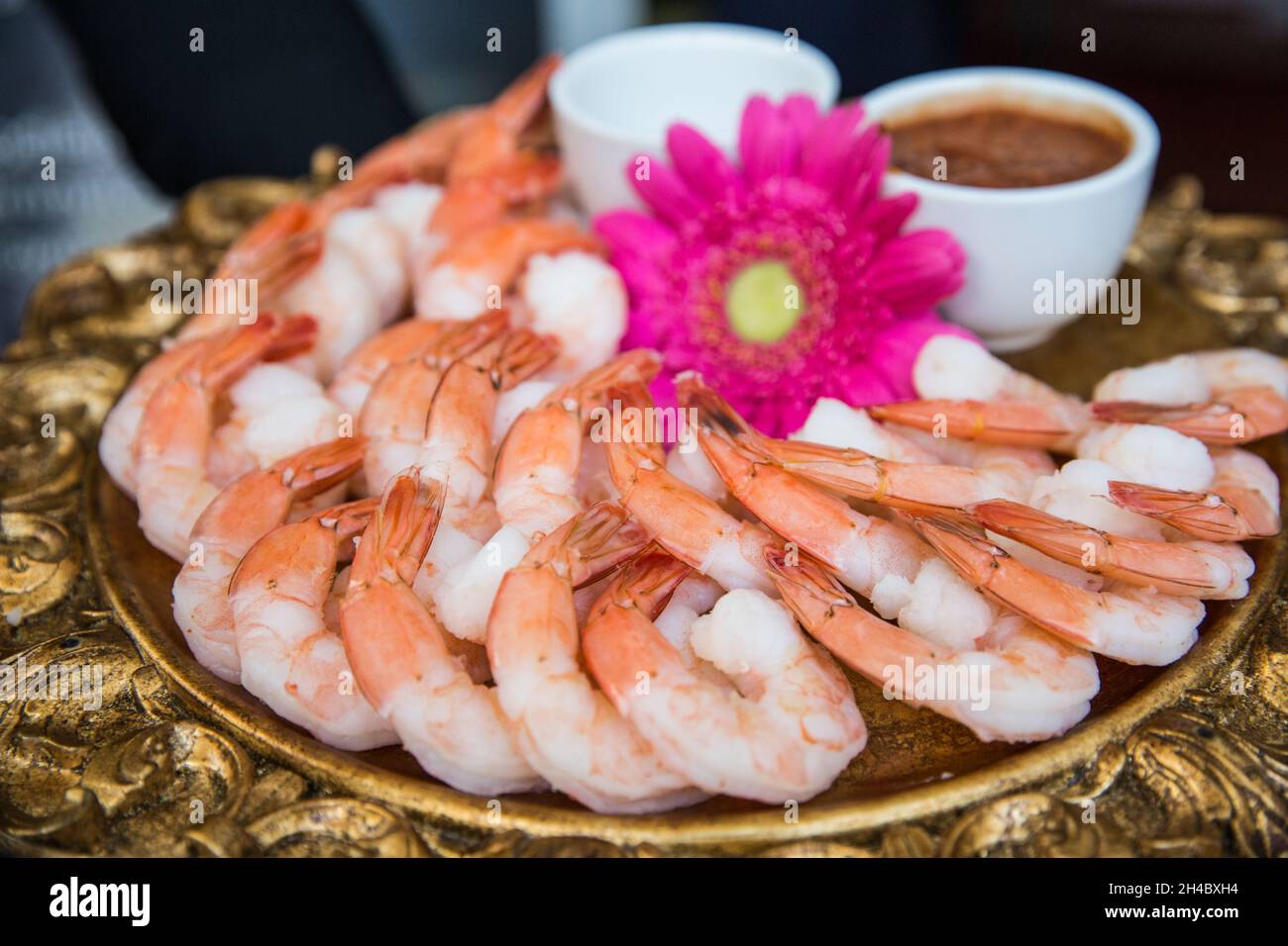 Seafood restaurant display of fish and prawns hi-res stock photography ...