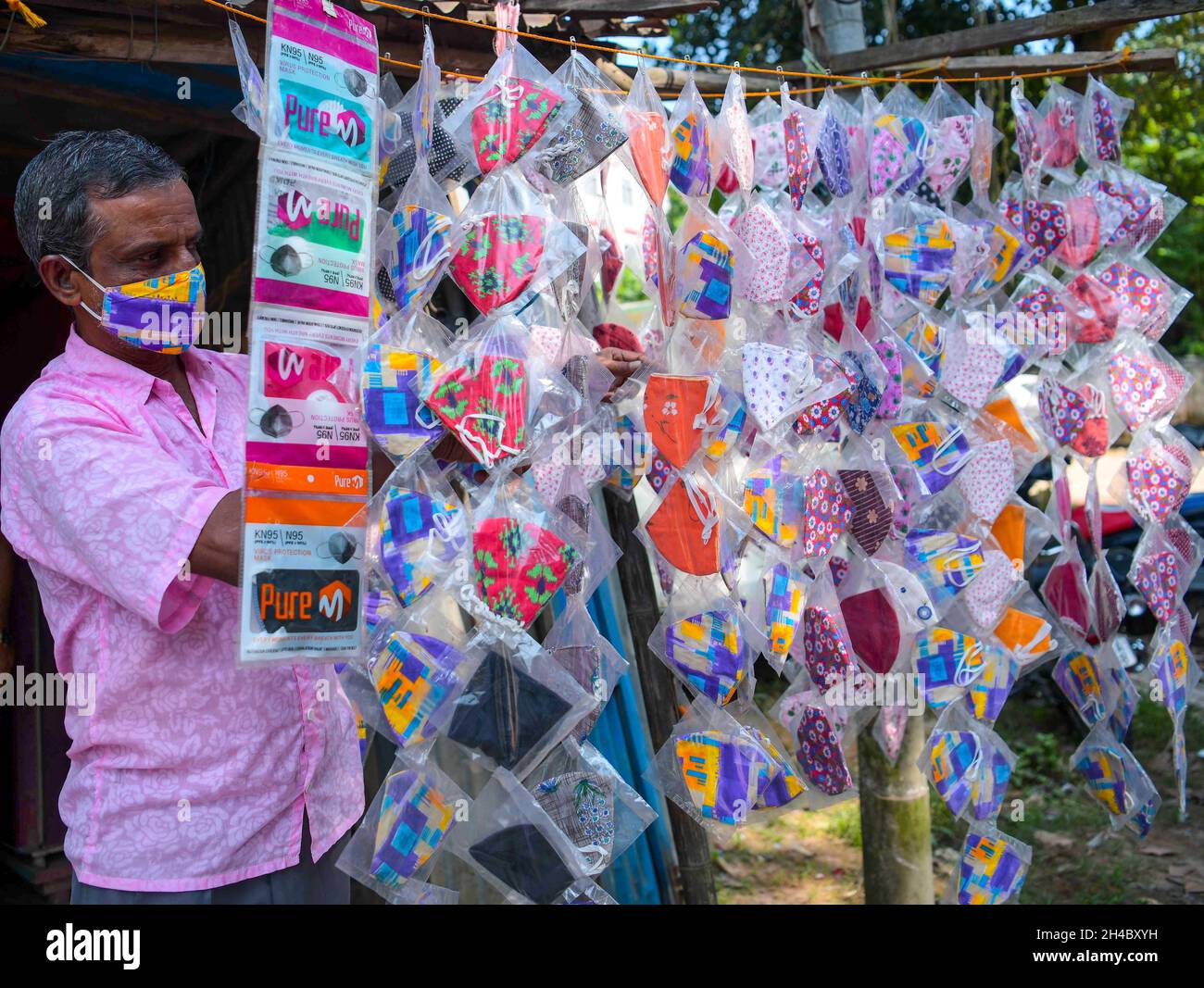 Arranging masks hi-res stock photography and images - Alamy