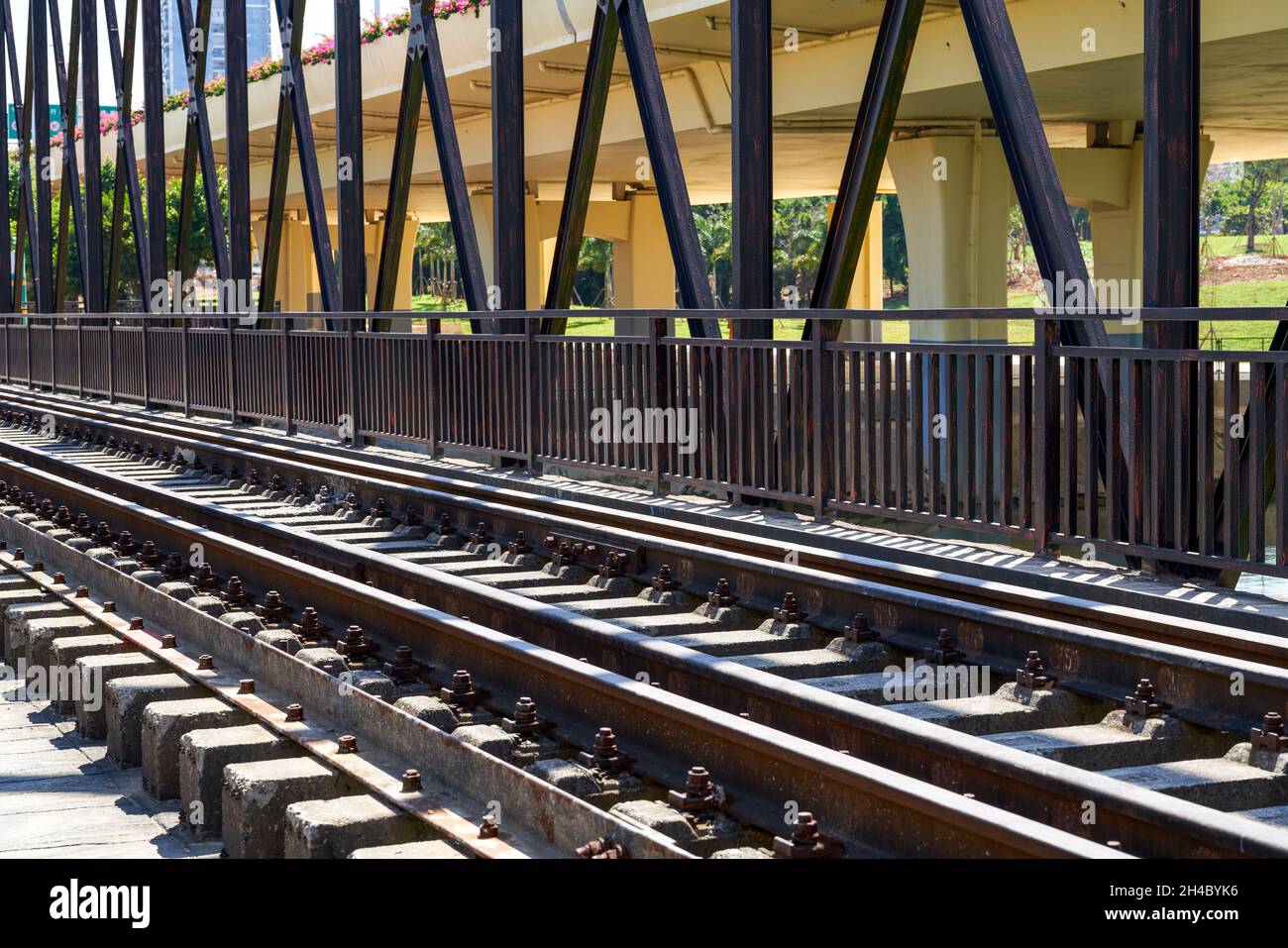 A railway bridge and railway tracks Stock Photo - Alamy