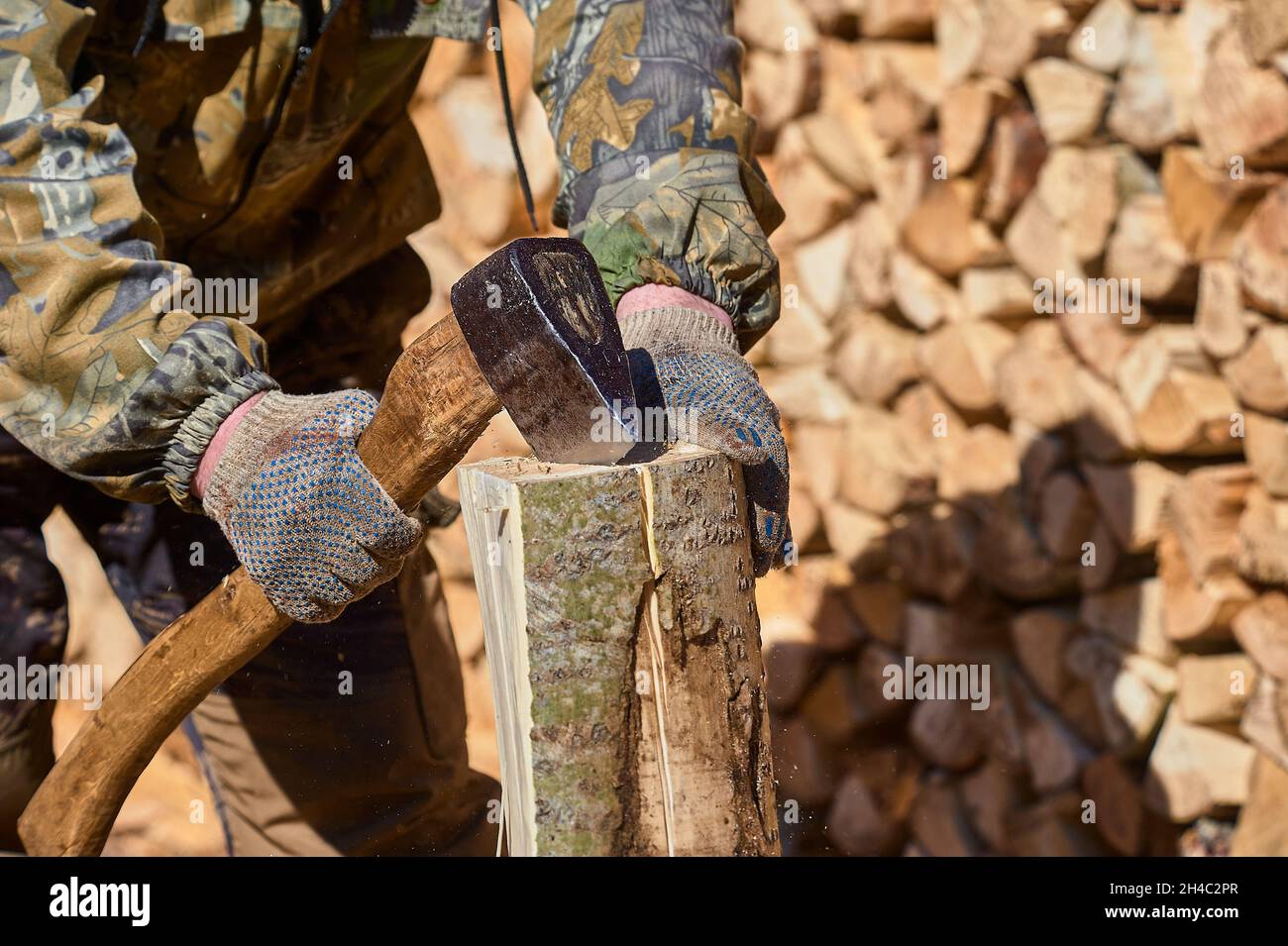 Chop wood hi-res stock photography and images - Alamy
