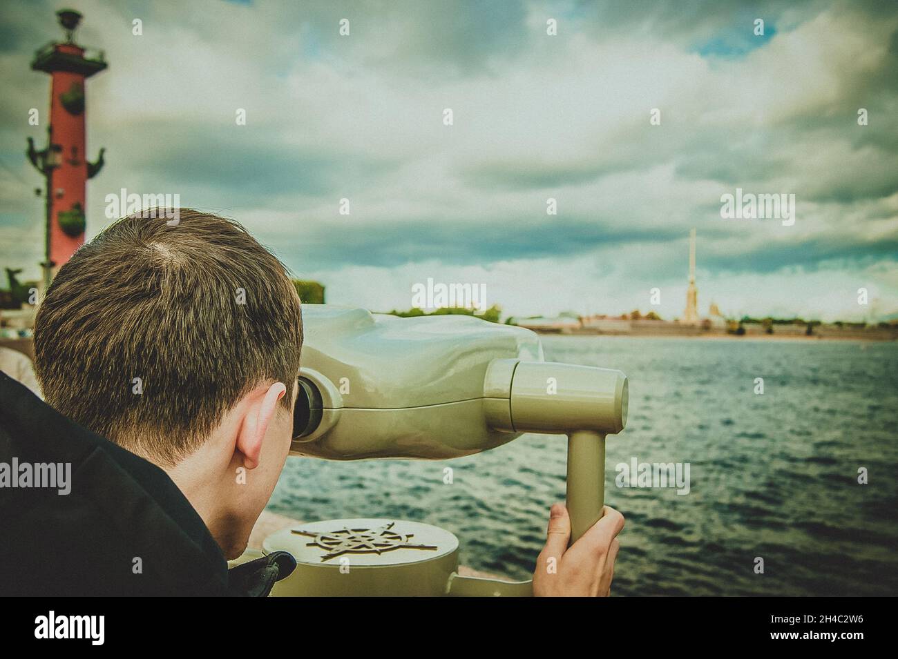Guy looks in binoscope on city Stock Photo - Alamy