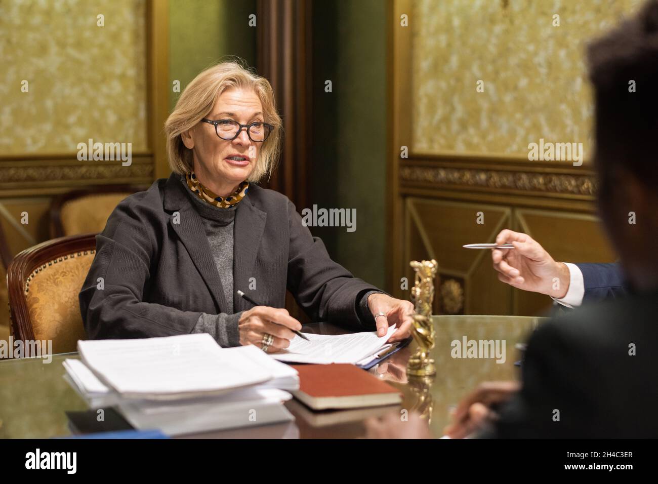 Lawyer female meeting hi-res stock photography and images - Alamy