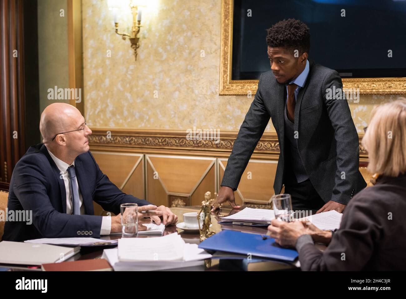 African discussion hi-res stock photography and images - Alamy