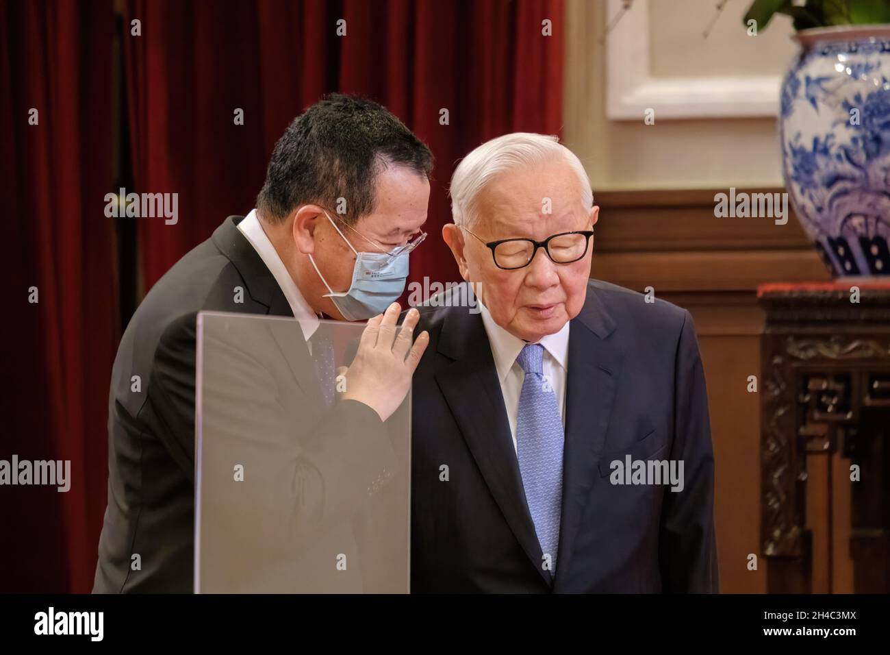 Morris Chang (R) Founder and former CEO of Taiwan Semiconductor ...