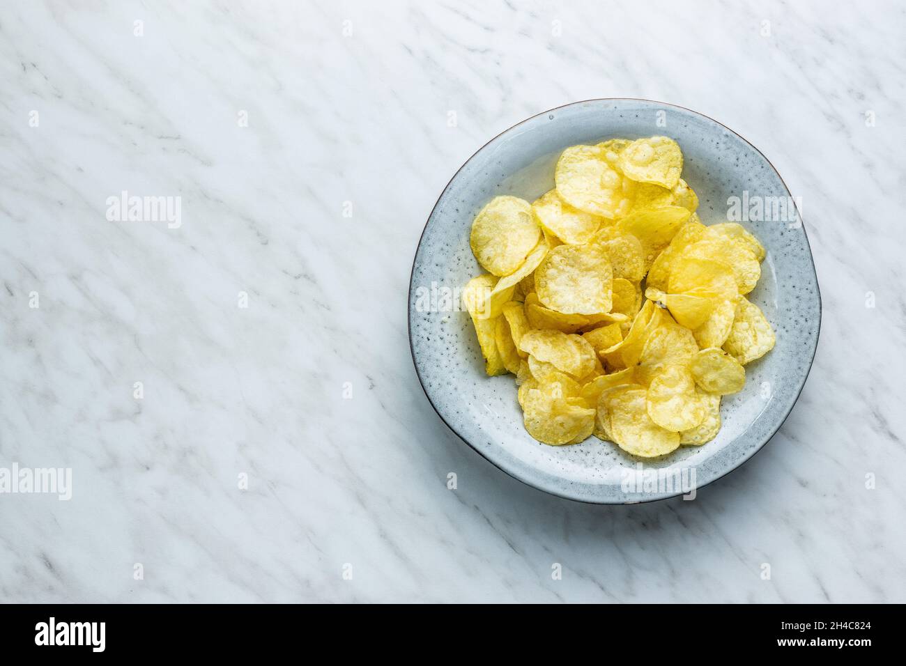 Crunchy potato chips. Potato crisps in plate. Top view Stock Photo - Alamy