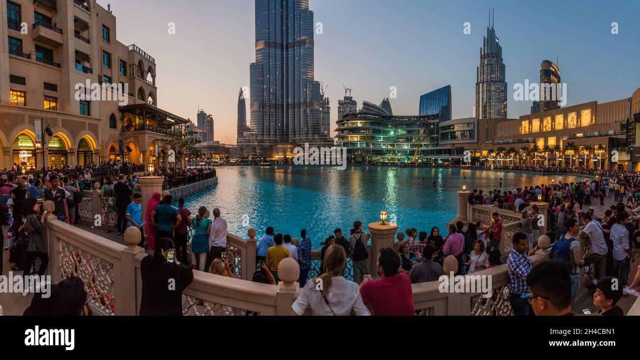 DUABI, UAE - MARCH 10, 2017: Crowds of people observe Burj Khalifa ...