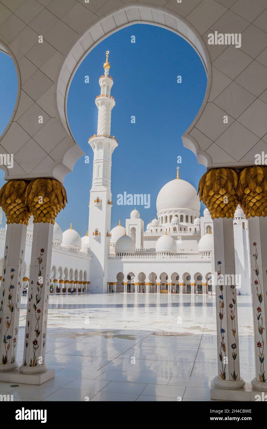 Courtyard of Sheikh Zayed Grand Mosque in Abu Dhabi, United Arab ...