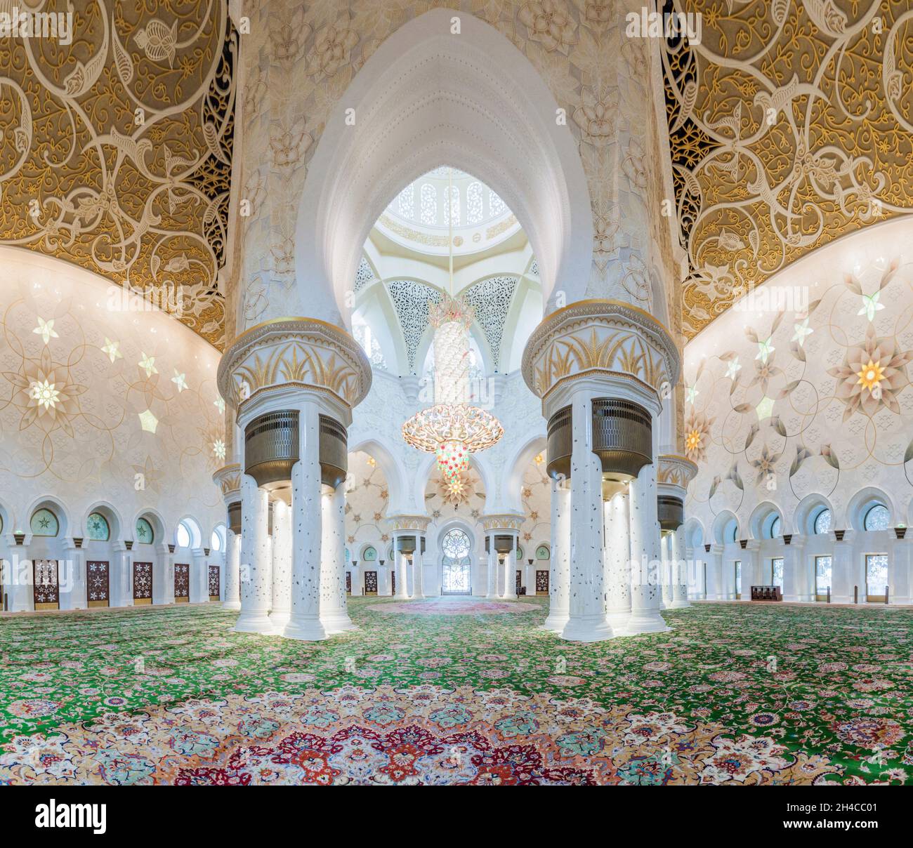 Interior of Sheikh Zayed Grand Mosque in Abu Dhabi, United Arab ...
