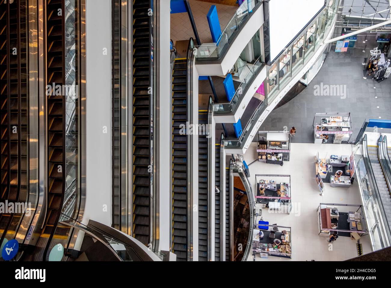 Escalators in a large shopping mall Stock Photo - Alamy
