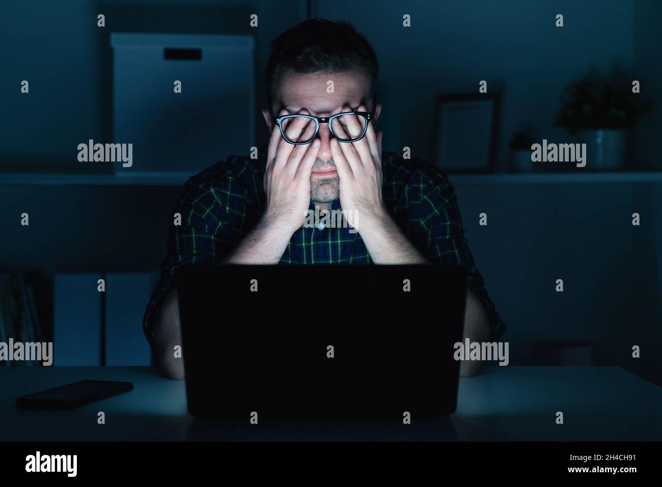 Eye computer screen hi-res stock photography and images - Alamy