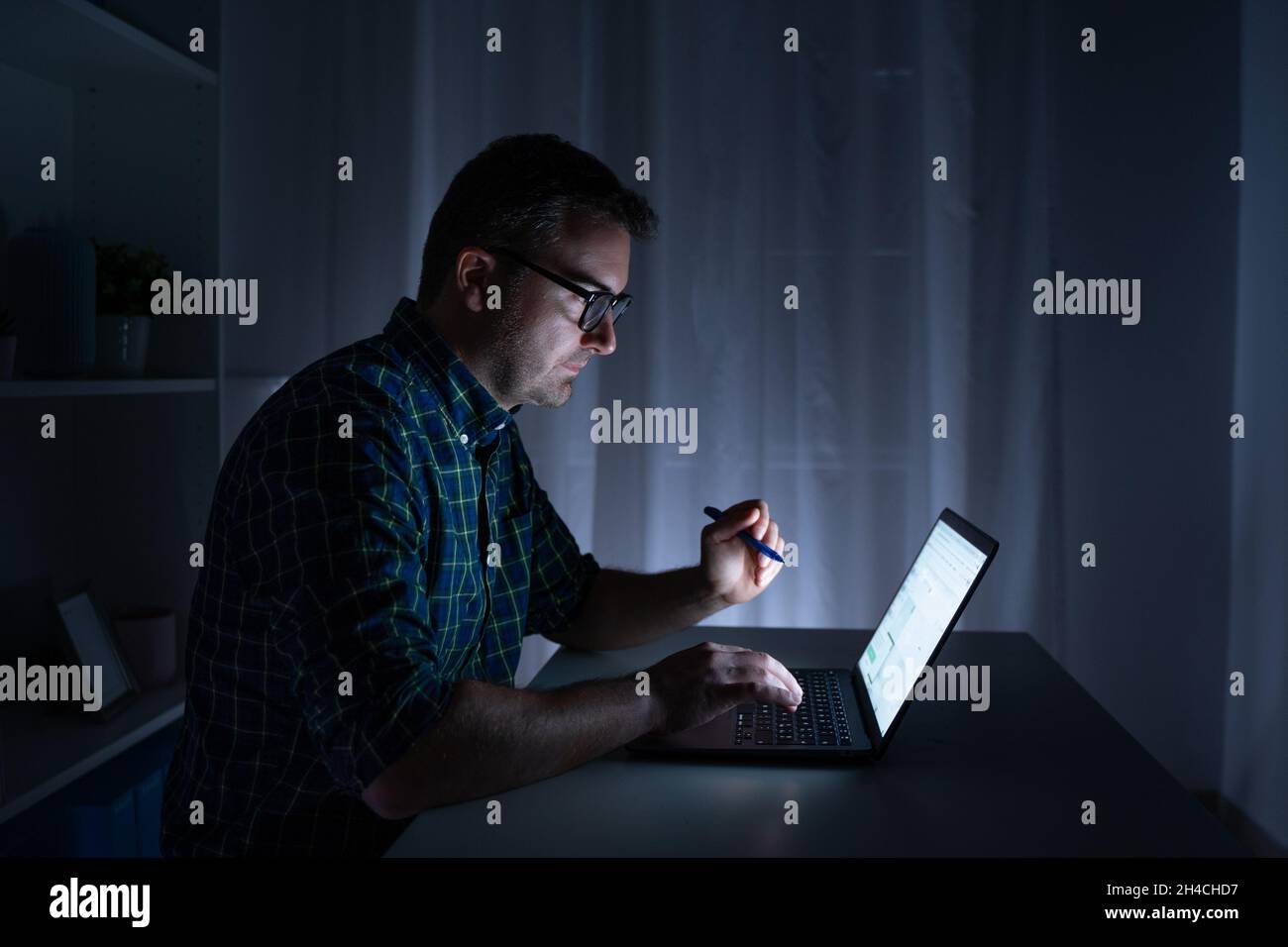 Man watching computer screen hi-res stock photography and images - Alamy