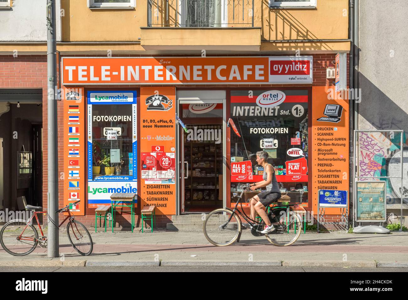 Internet_cafe hi-res stock photography and images - Alamy