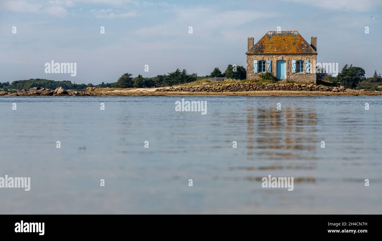Ile de SAint-Cado, the famous farmhouse isolated in the middle of the ...