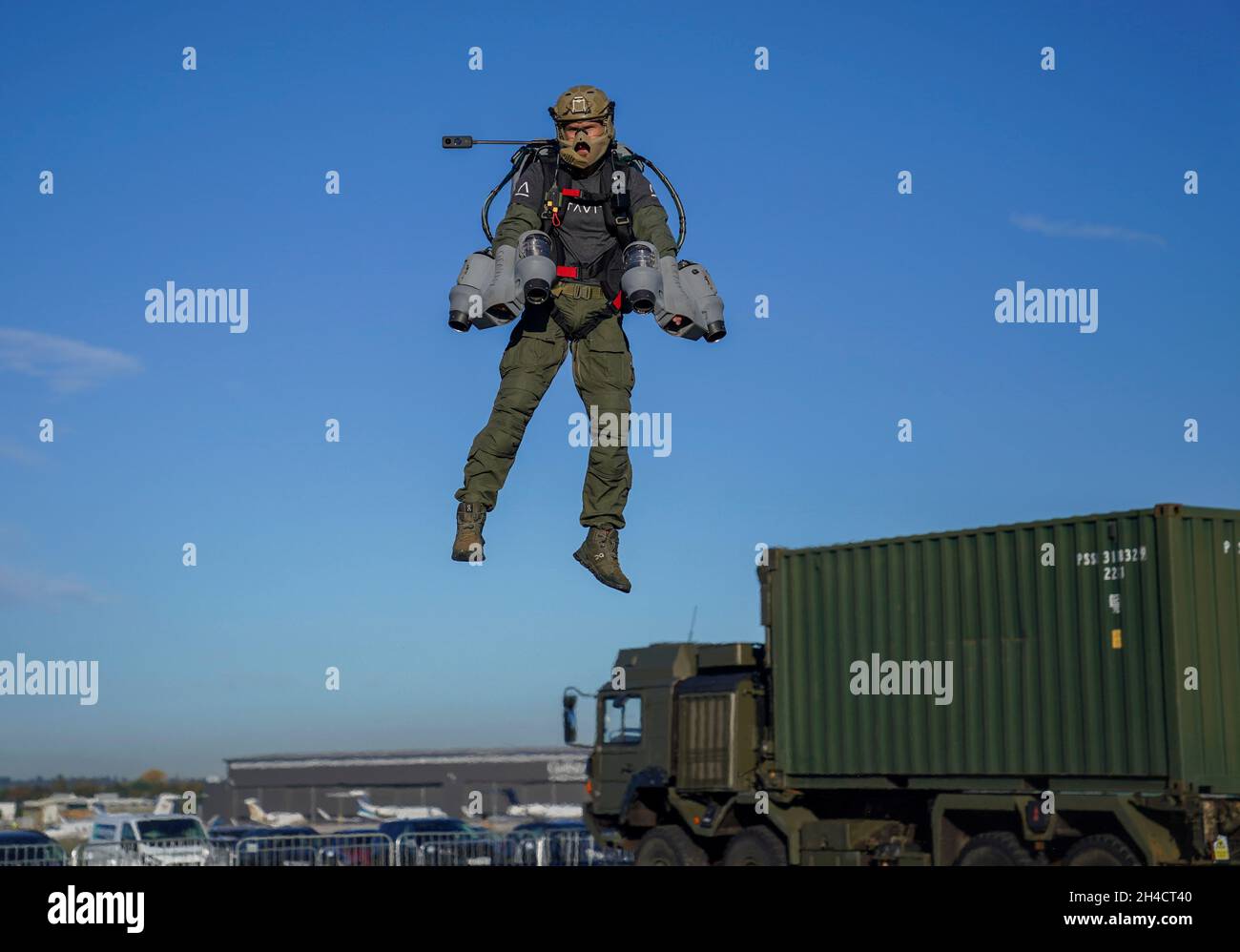'Jet Man' Richard Browning demonstrating Gravity, a human jet suit ...