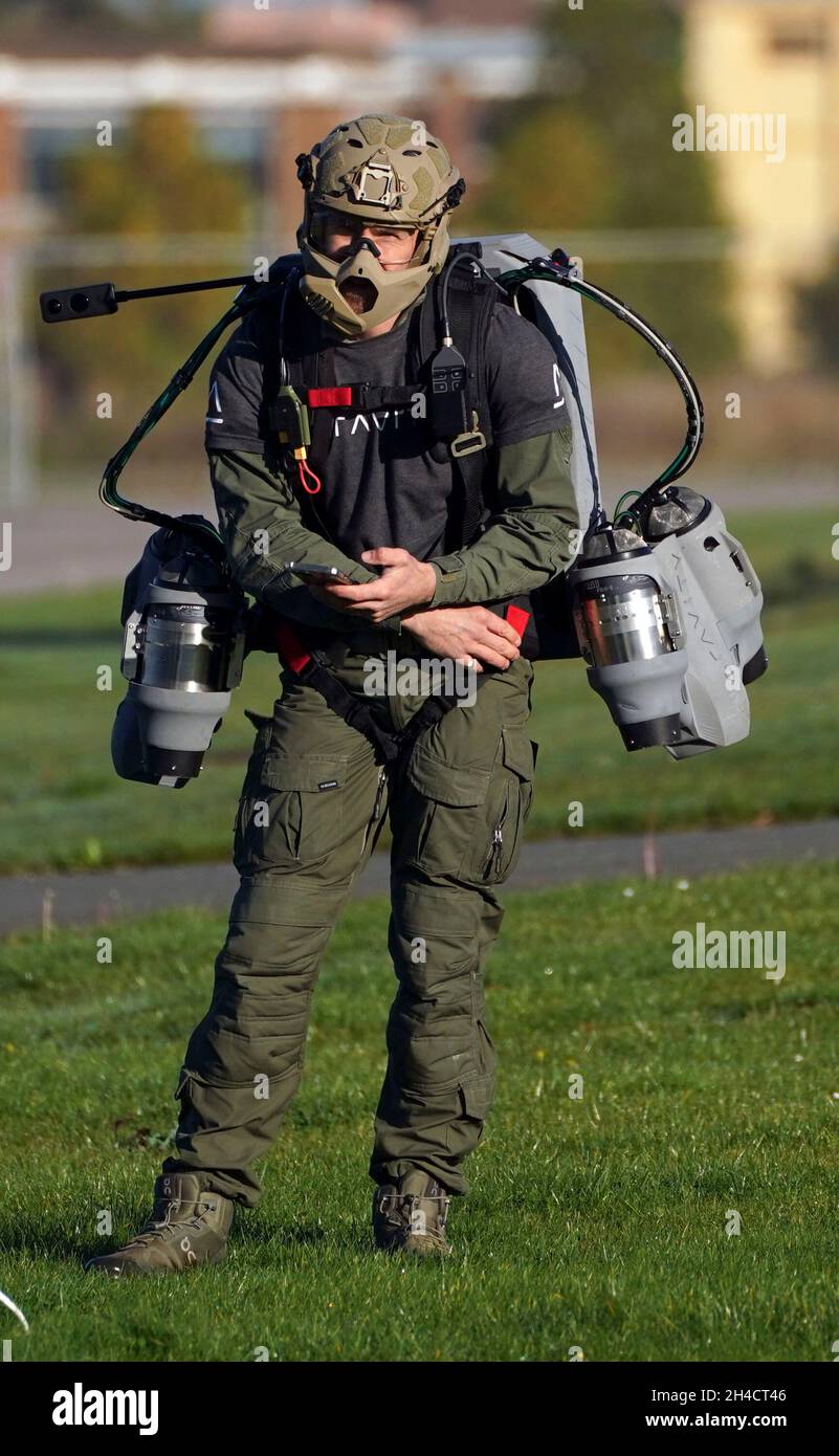 'Jet Man' Richard Browning demonstrating Gravity, a human jet suit ...