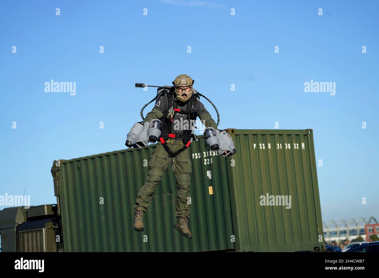 'Jet Man' Richard Browning demonstrating Gravity, a human jet suit ...