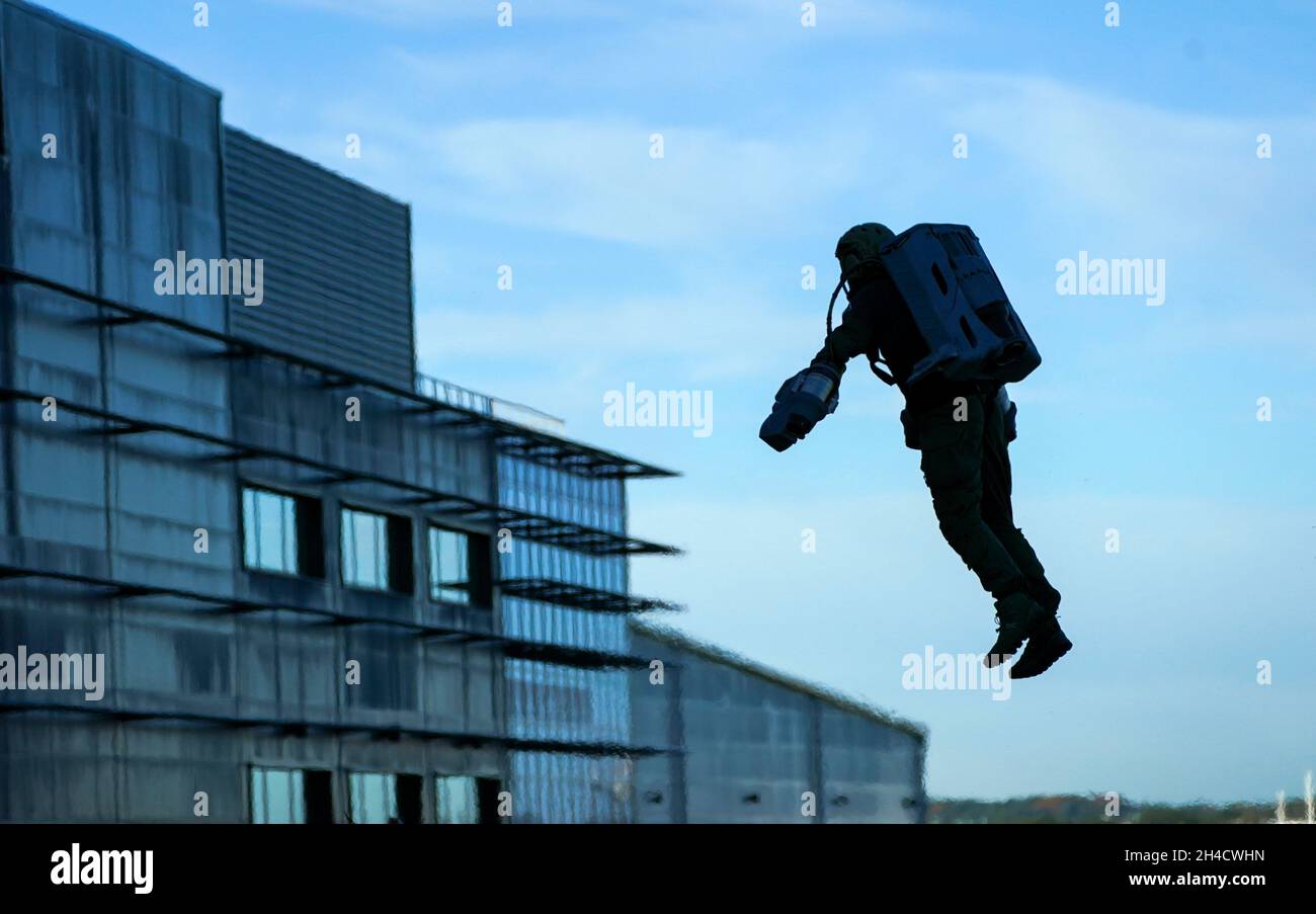'Jet Man' Richard Browning demonstrating Gravity, a human jet suit ...