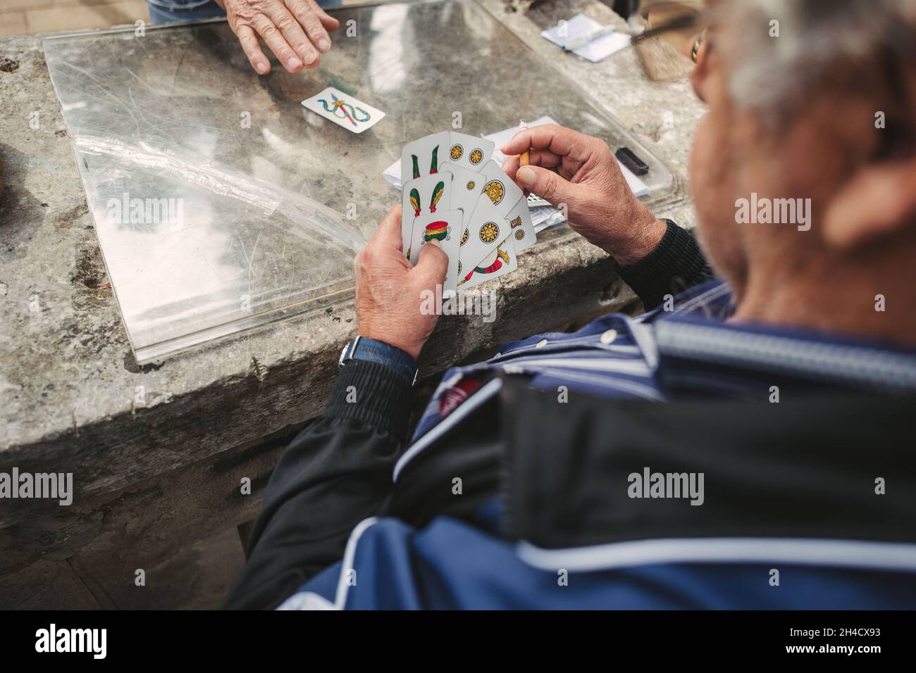 Senior citizens playing cards hi-res stock photography and images - Alamy