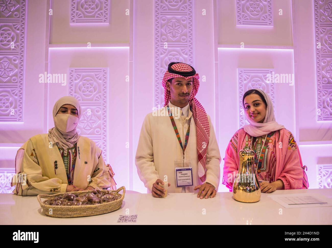 Saudi girls in traditional dress hi-res stock photography and images ...