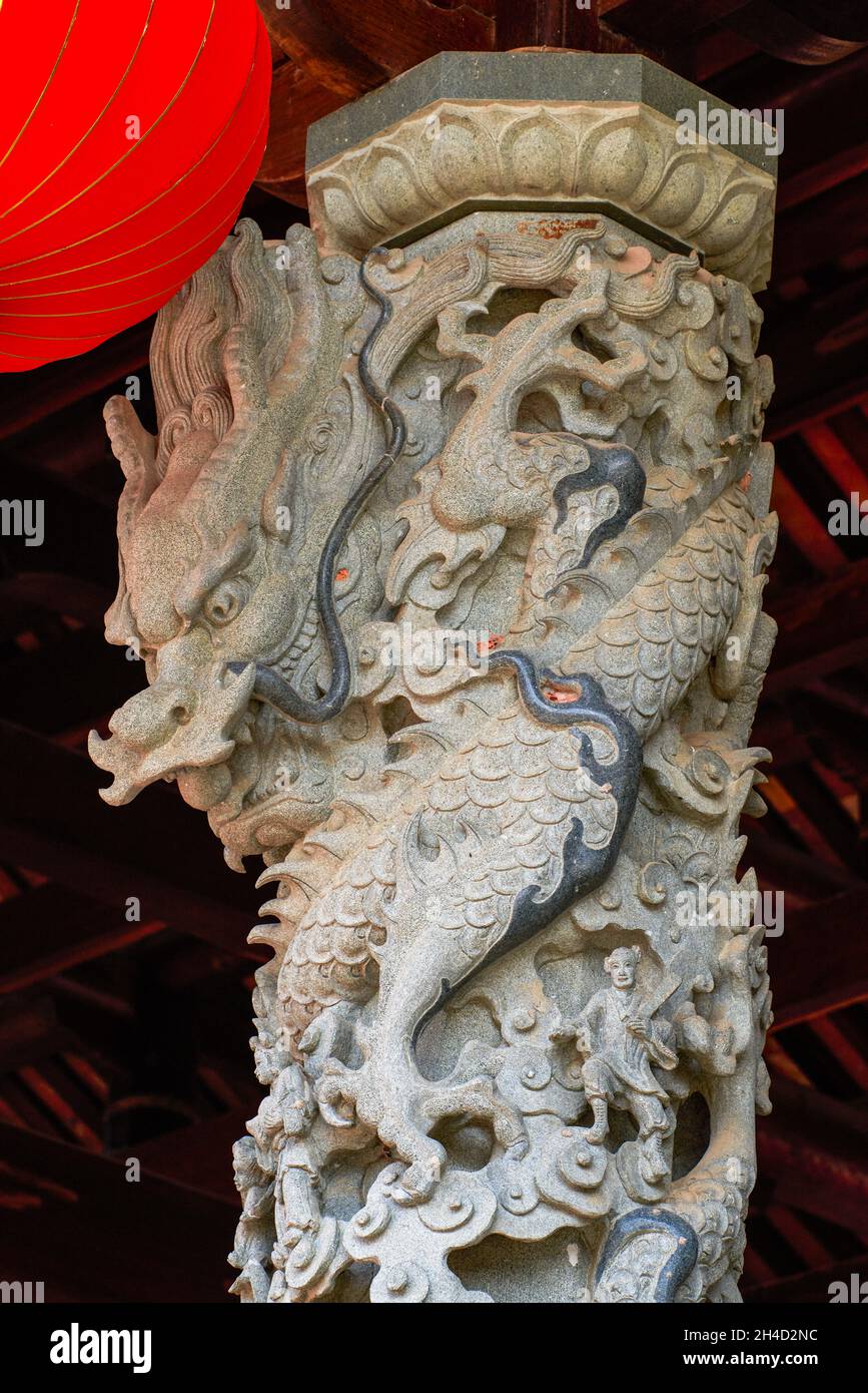 The top beam and pillar of the dragon relief sculpture in Chinese ...