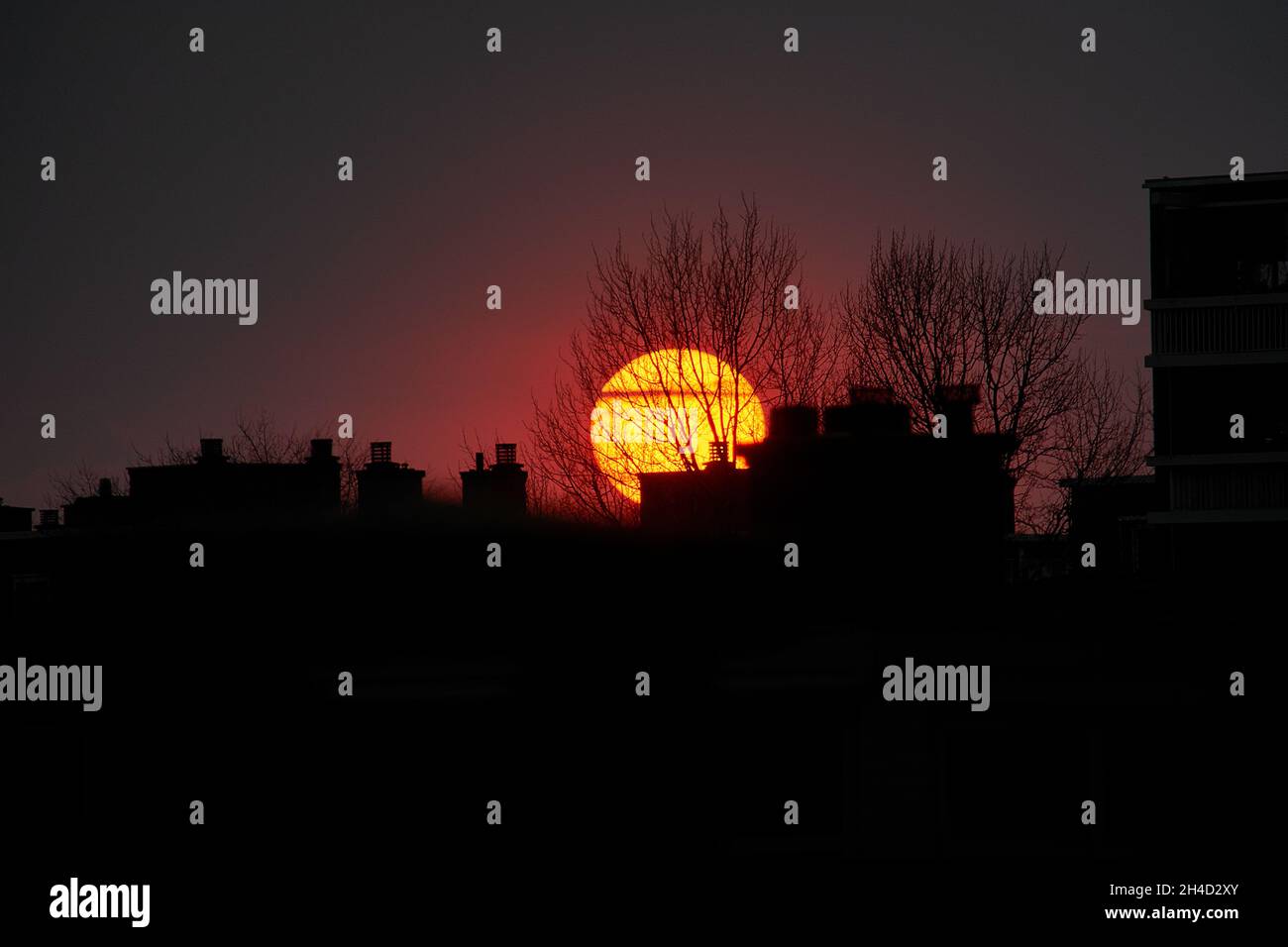 Sun setting behind peaks hi-res stock photography and images - Alamy