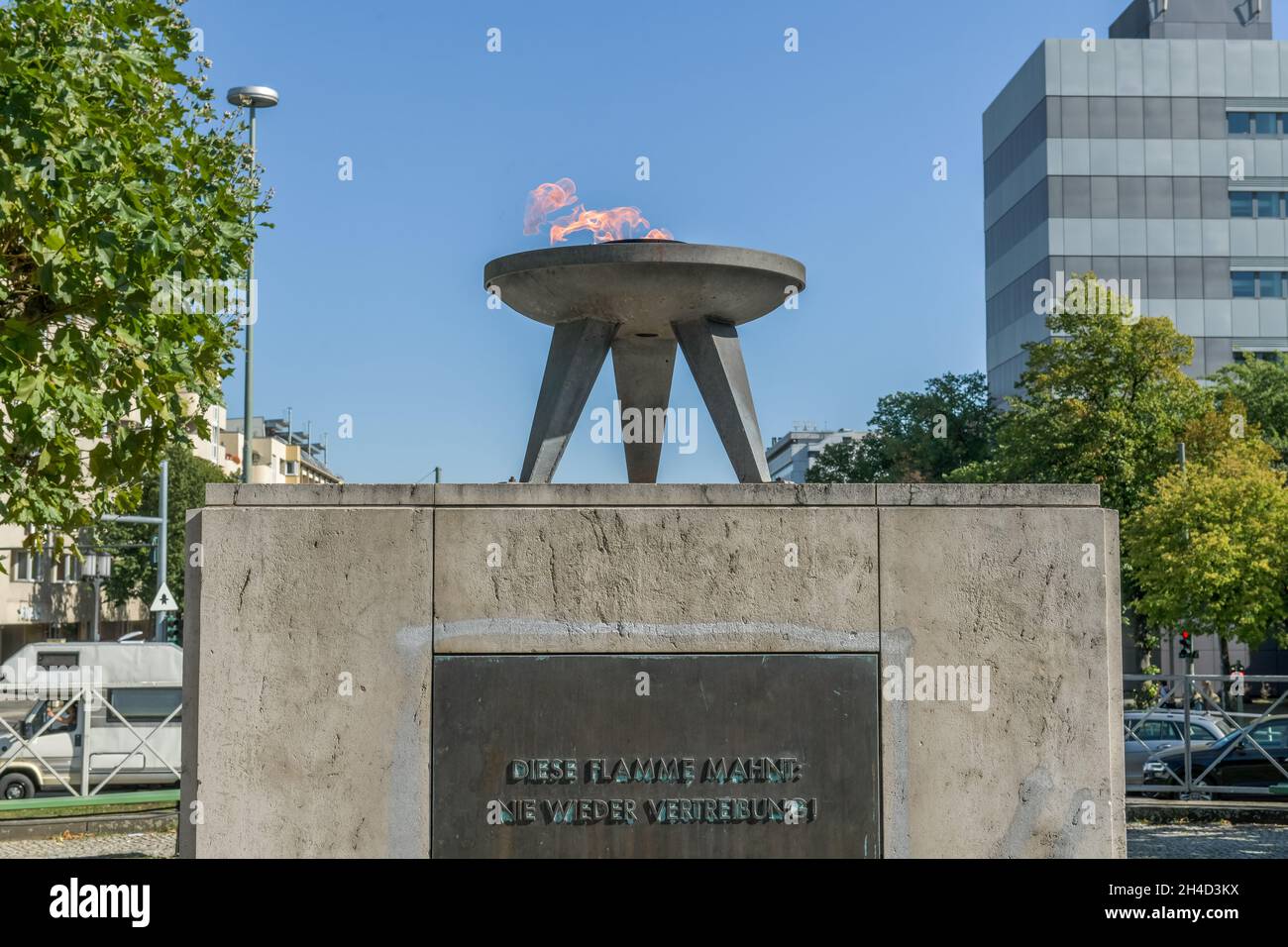 Ewige Flamme, Denkmal gegen Vertreibung, Theodor-Heuss-Platz, Westend, Charlottenburg, Berlin ...