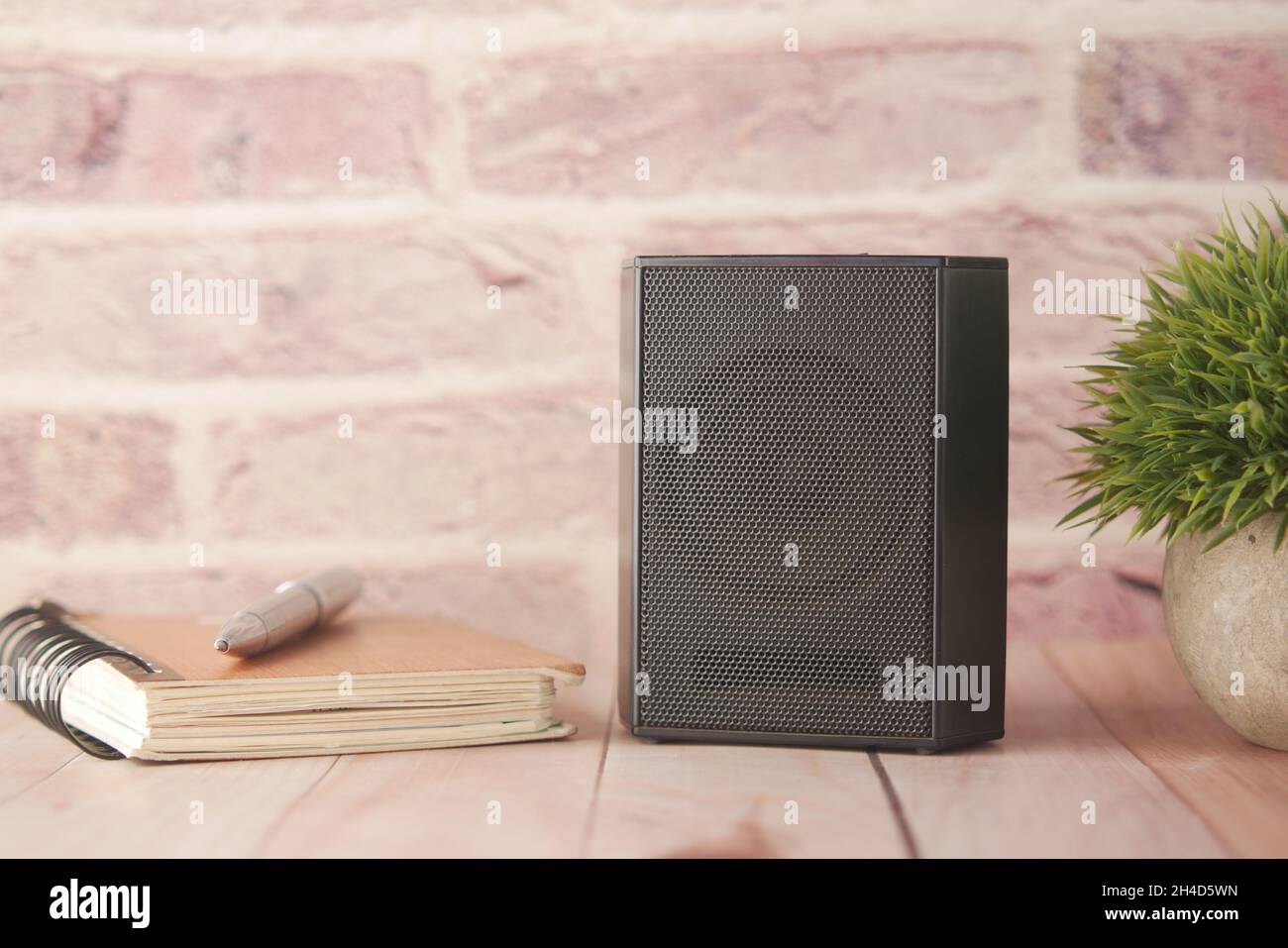 Stereo speaker on table hi-res stock photography and images - Alamy