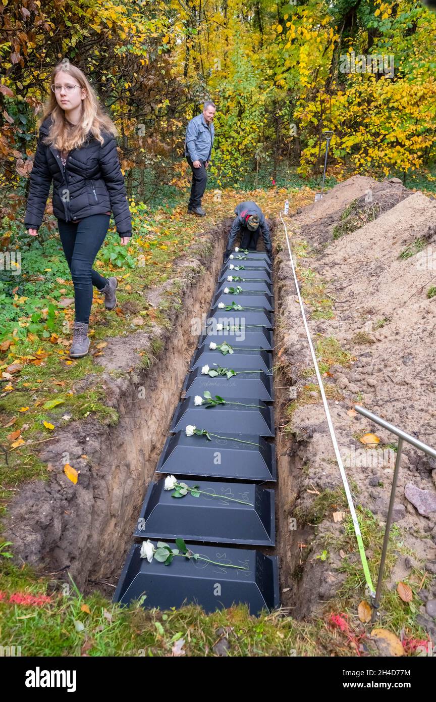 Bury the dead hi-res stock photography and images - Alamy