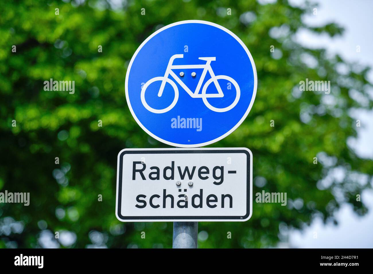 Verkehrsschild Radweg Radwegschäden Stock Photo - Alamy