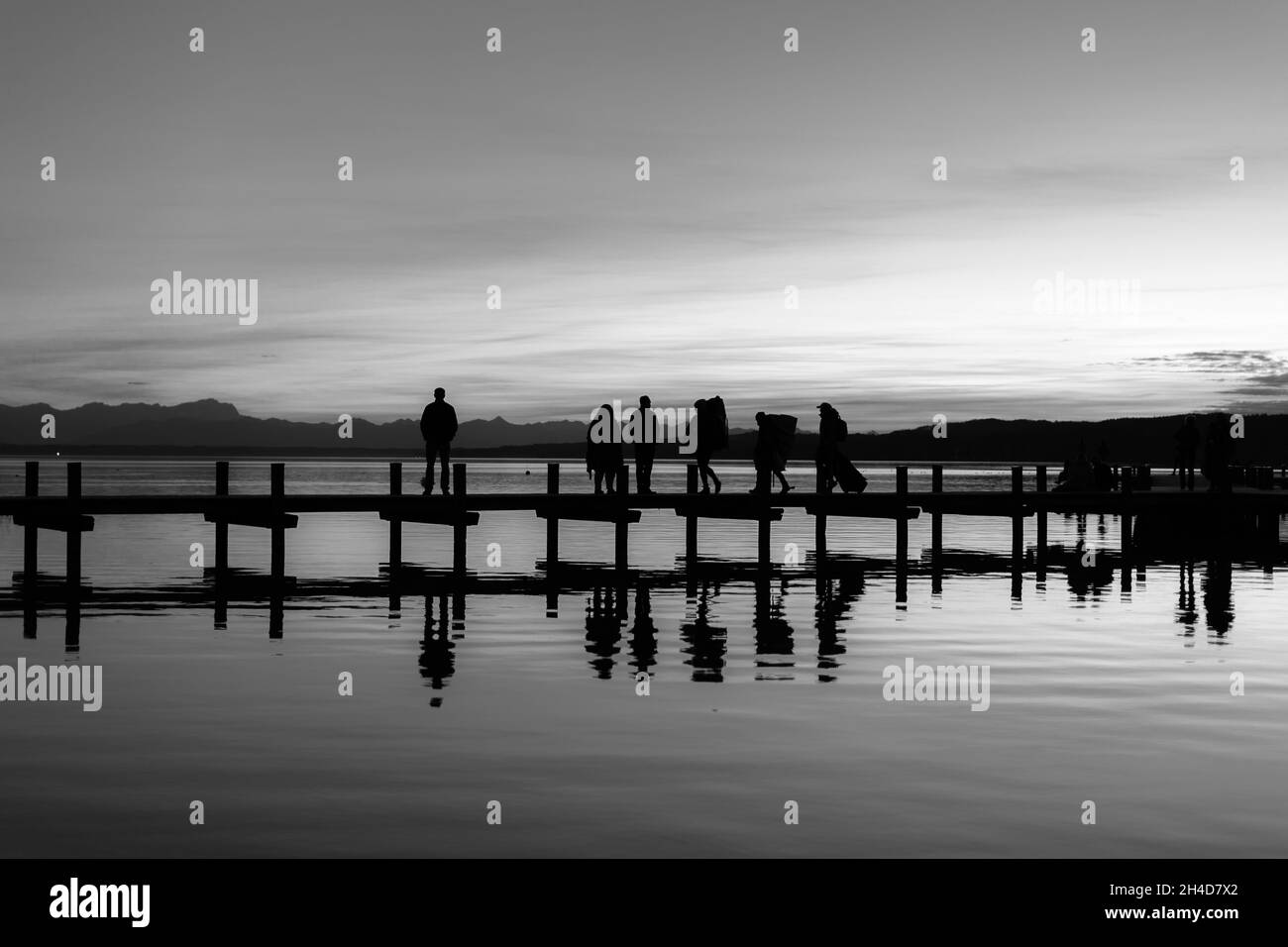 Sonnenuntergang im hintergrund Black and White Stock Photos & Images ...