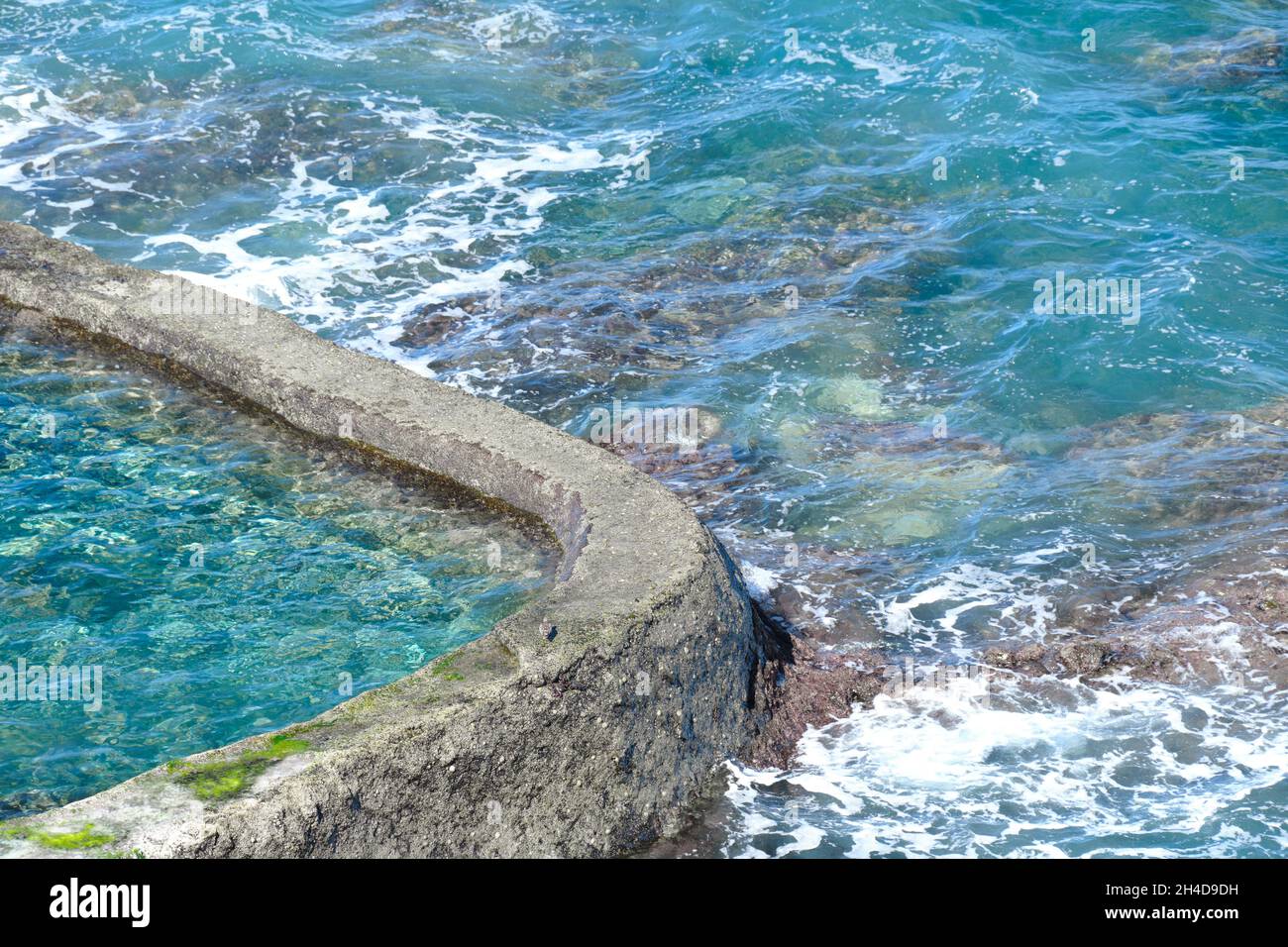 Rock pool next ocean hi-res stock photography and images - Alamy