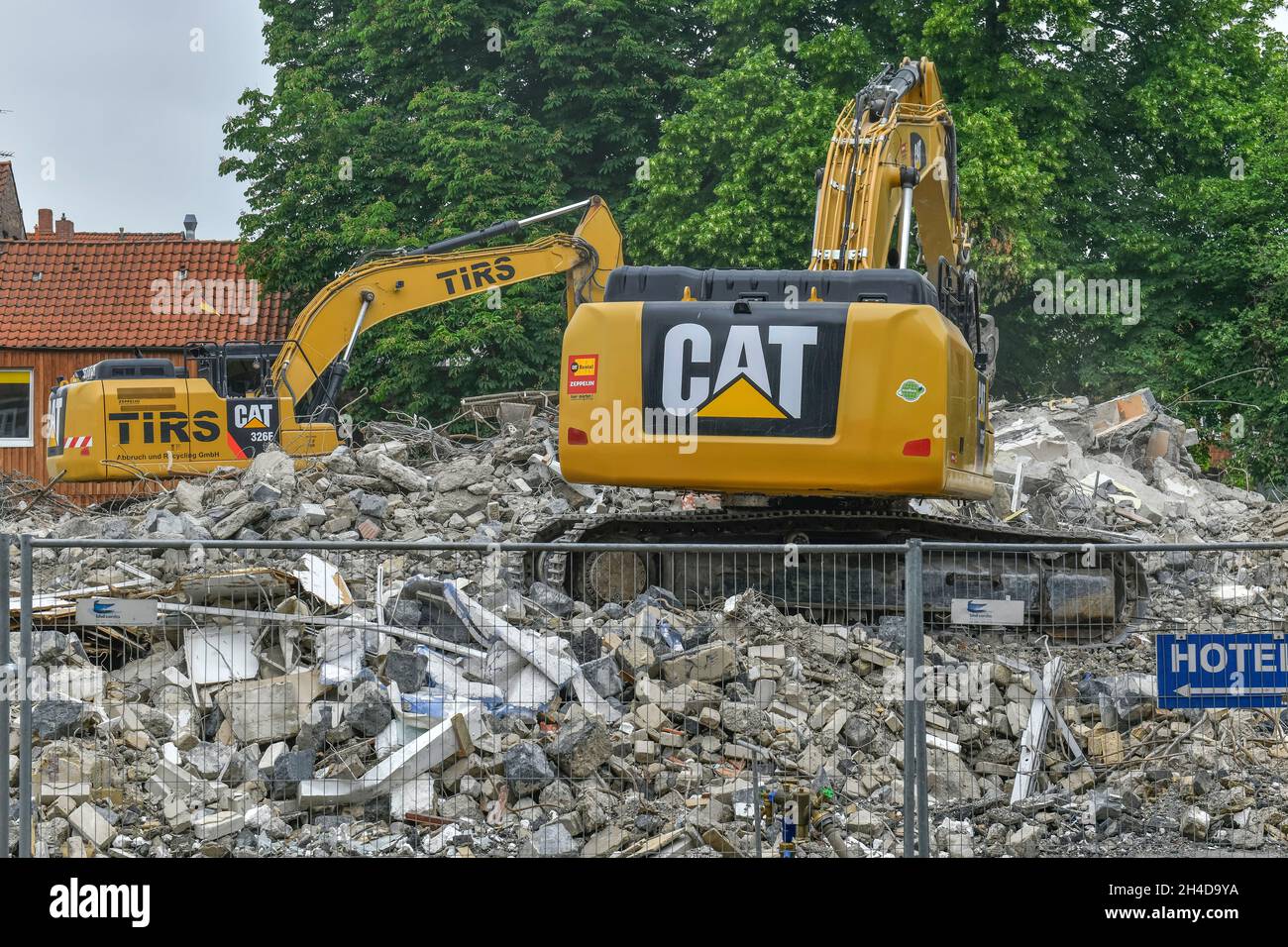 Abriss bagger hi-res stock photography and images - Alamy