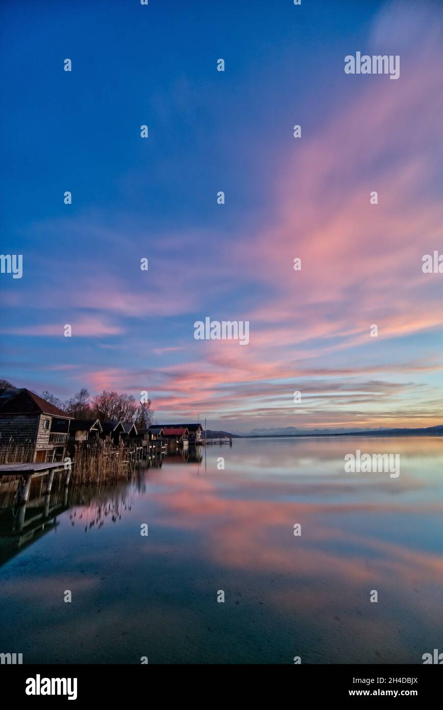 Sonnenuntergang am Starnberger See am Percha Beach hinter dem großen ...