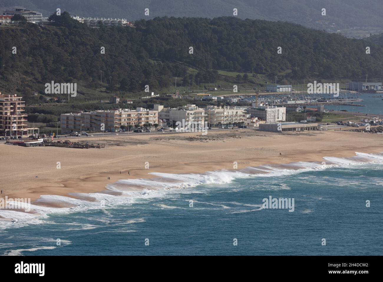 Der Strand von Nazare, Praia da Nazare Stock Photo - Alamy