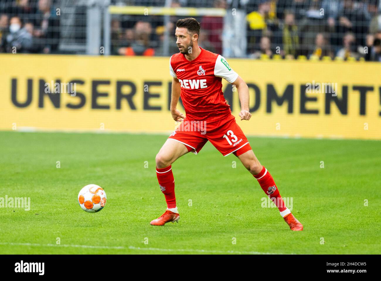 Dortmund, Signal Iduna, 30.10.21: Mark Uth 1.FC Koeln am ball im Spiel ...